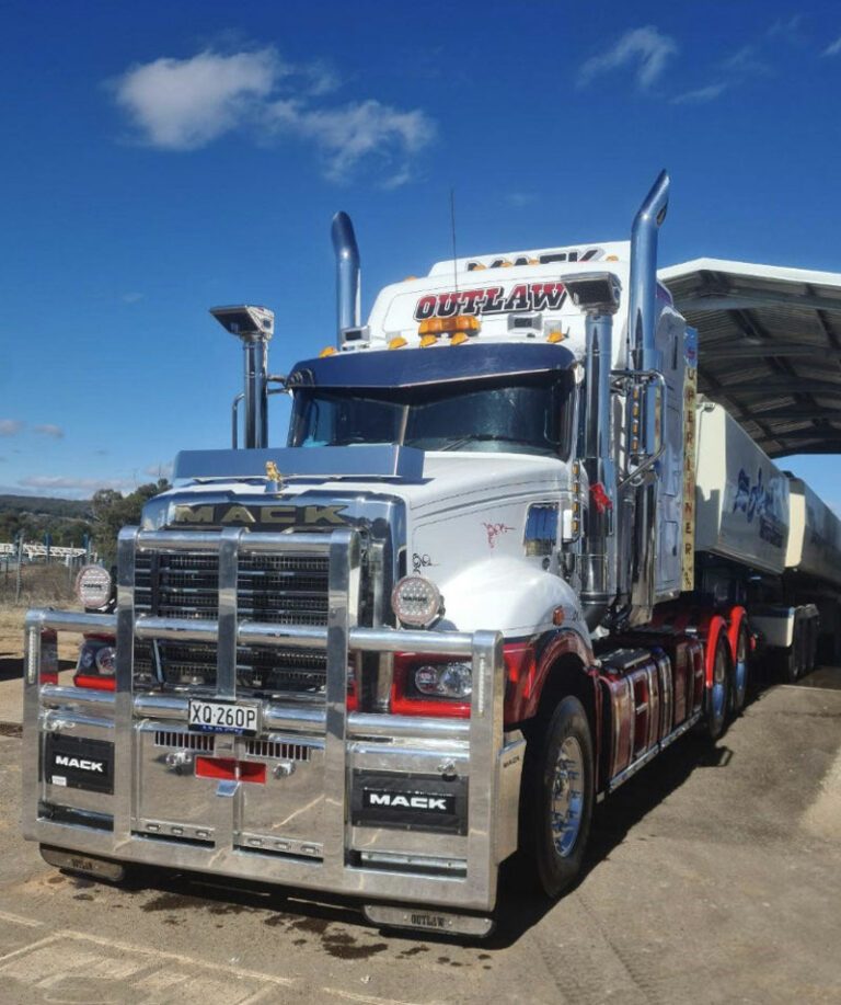 Outlaw Series Mack Super-Liners – Little Trucker Down Under